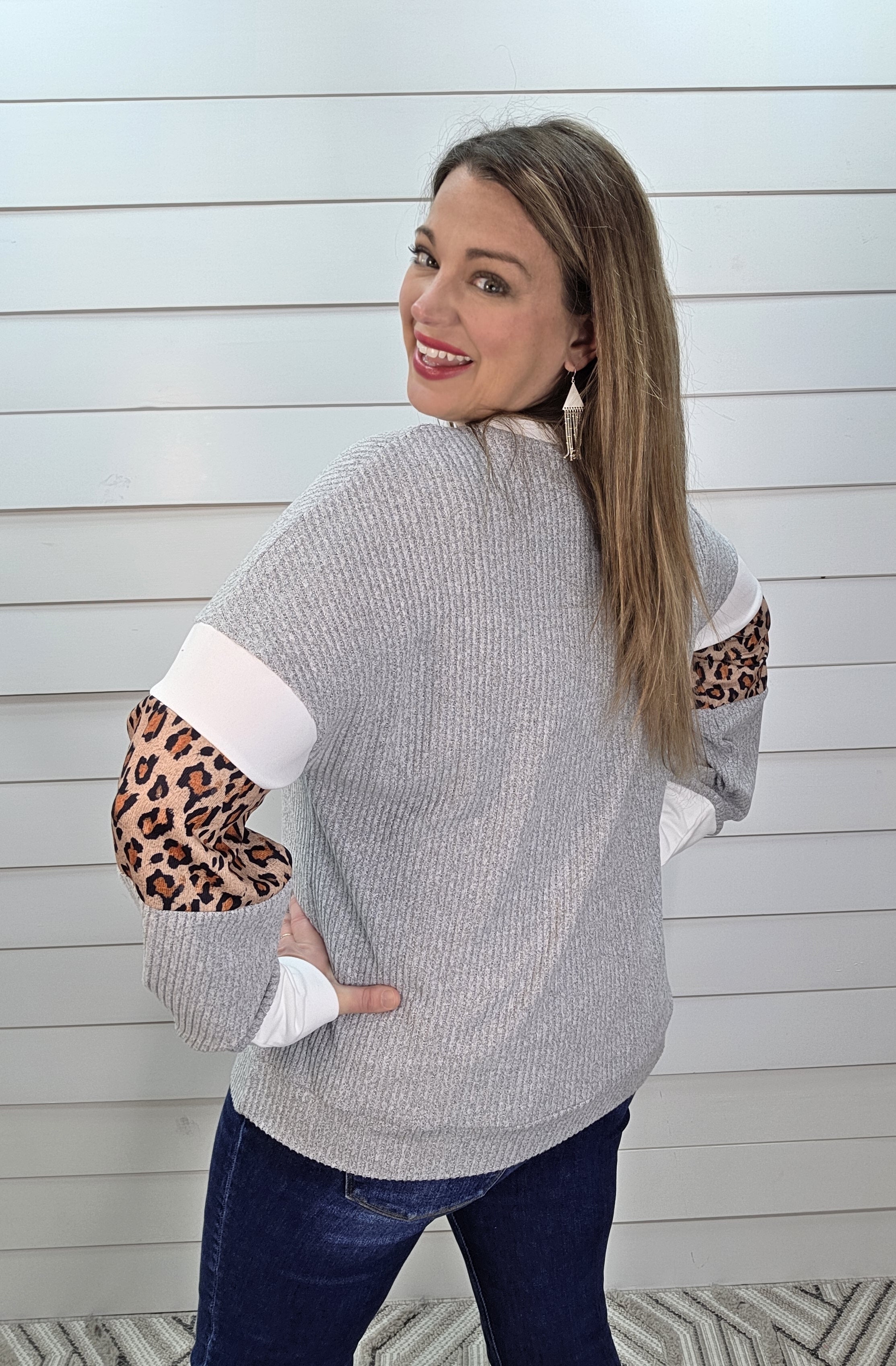 GREY BRUSHED KNIT RIBBED TOP W/ LEOPARD SLEEVE – Brooch Boutique